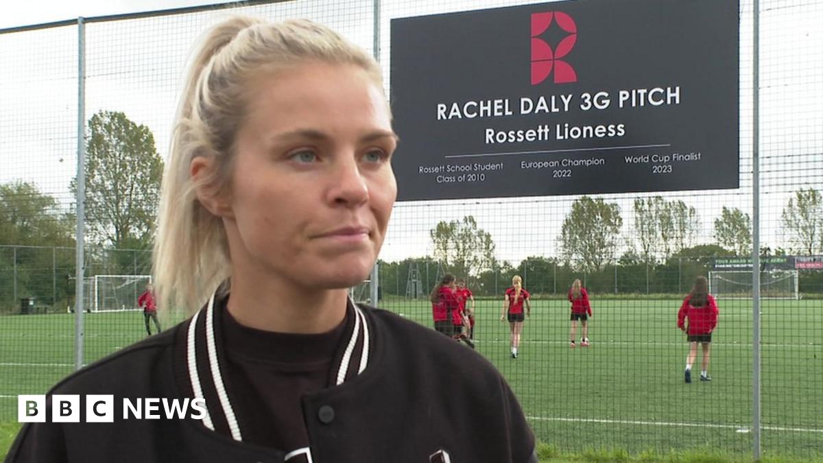 Harrogate Lioness Rachel Daly unveils pitch at former school - BBC News