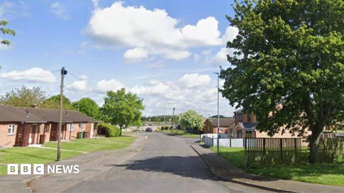 Wakefield: Man in hospital after being stabbed in Hemsworth - BBC News