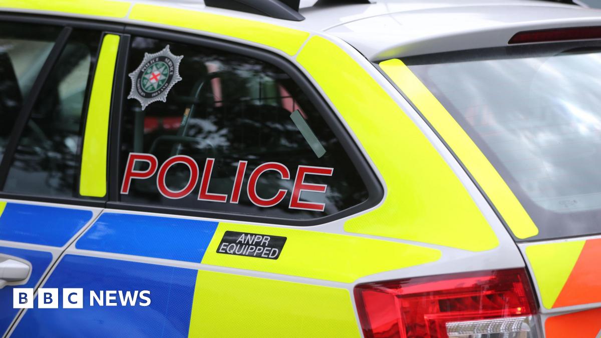 Banbridge: Suspected pipe bomb found in Lenaderg Road - BBC News