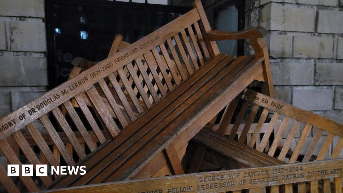 Trinity College student protest blocks Book of Kells - BBC News
