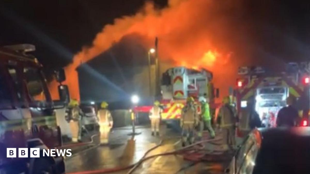 Fareham fire: Osborne View pub staff evacuated from pub - BBC News