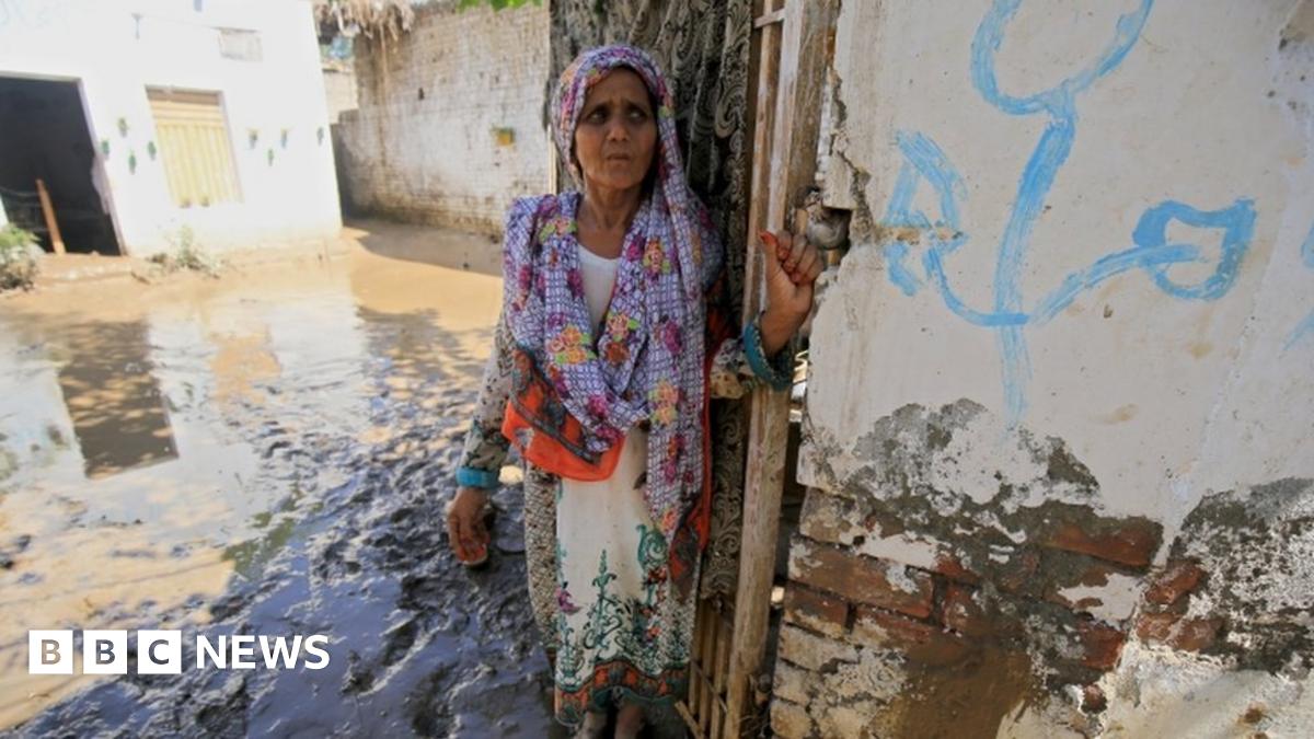 Pakistan flood victims throw note pleading for help - BBC News