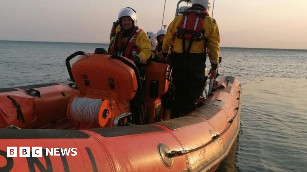 Lulworth: Unprepared seasick motorboat crew escorted to shore - BBC News