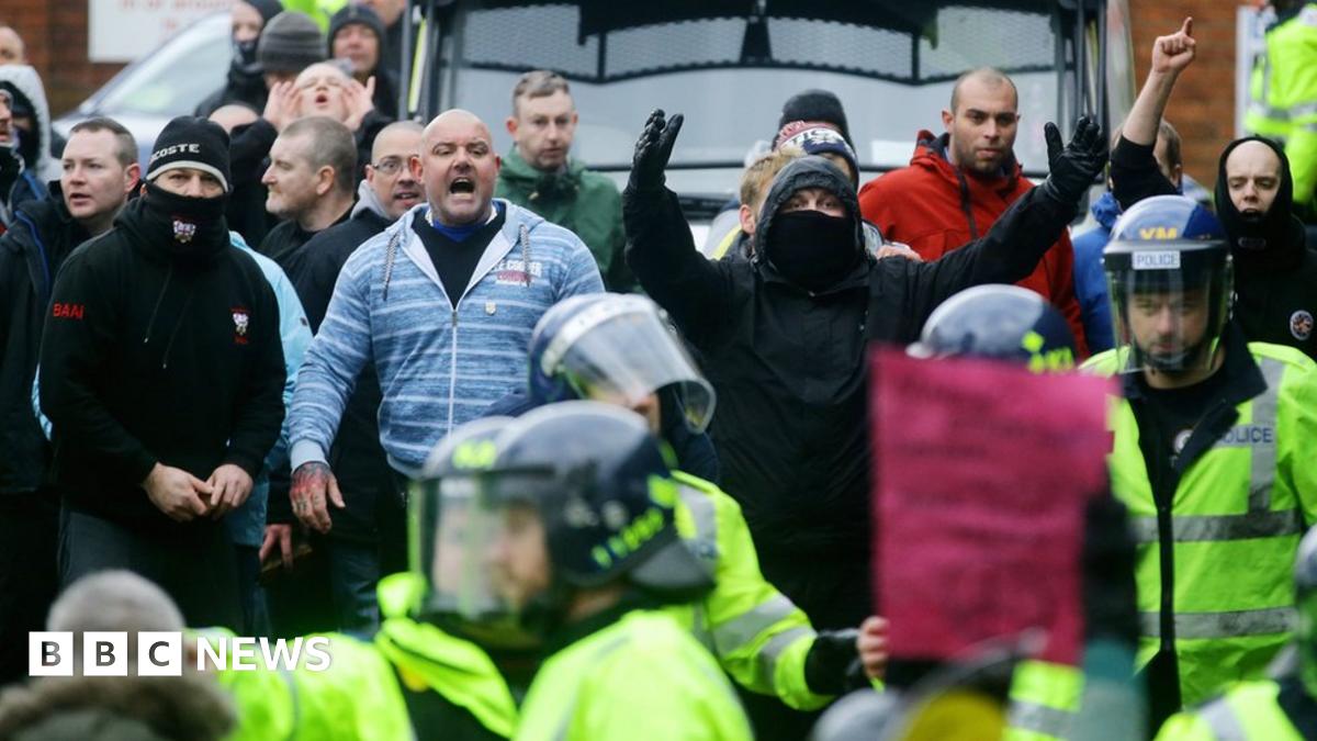 Far-right and anti-racism protesters clash in Dover - BBC News