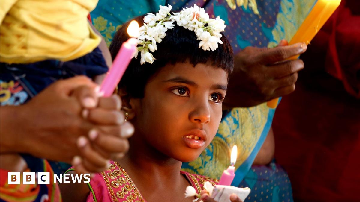 In pictures: World celebrates Christmas - BBC News