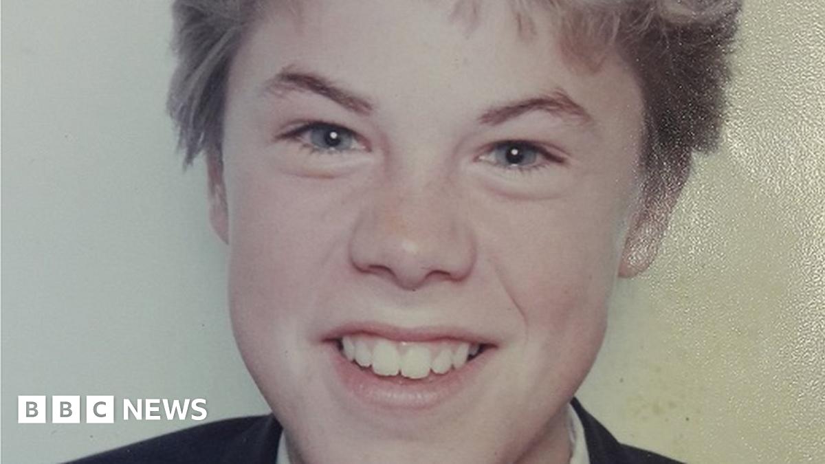 Police search land for Wirral man missing for 25 years - BBC News
