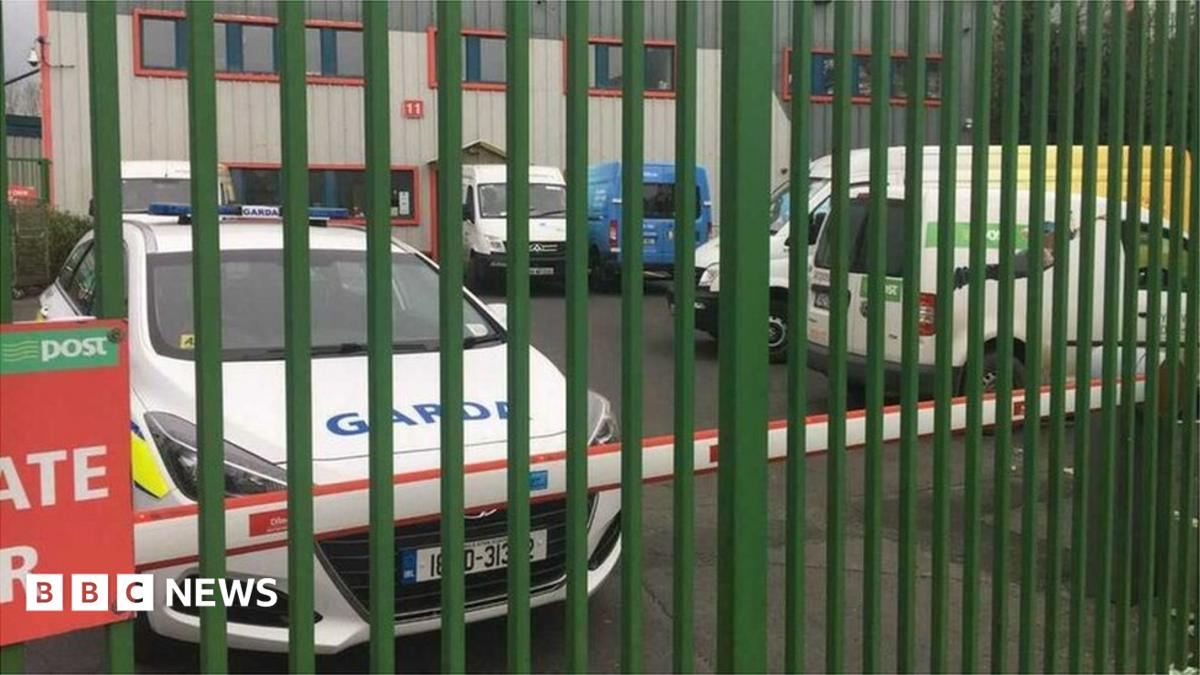 Suspect package 'identical' to UK devices, say Garda - BBC News