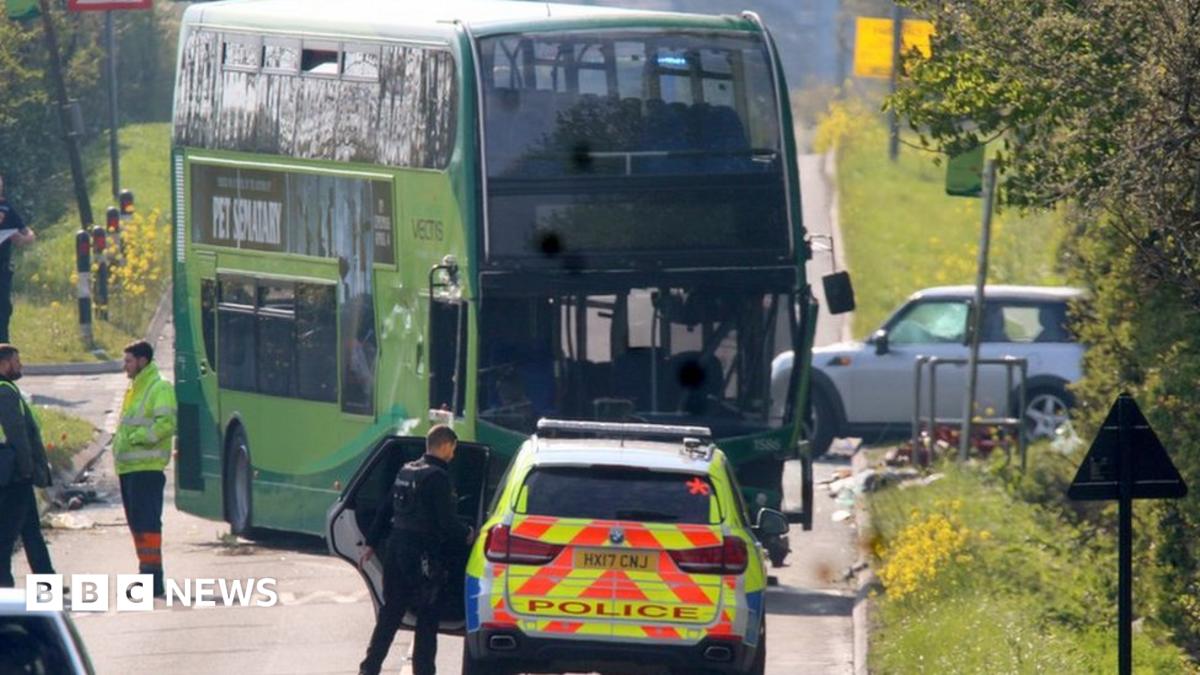Isle of Wight: One dead and 22 hurt in bus crash - BBC News