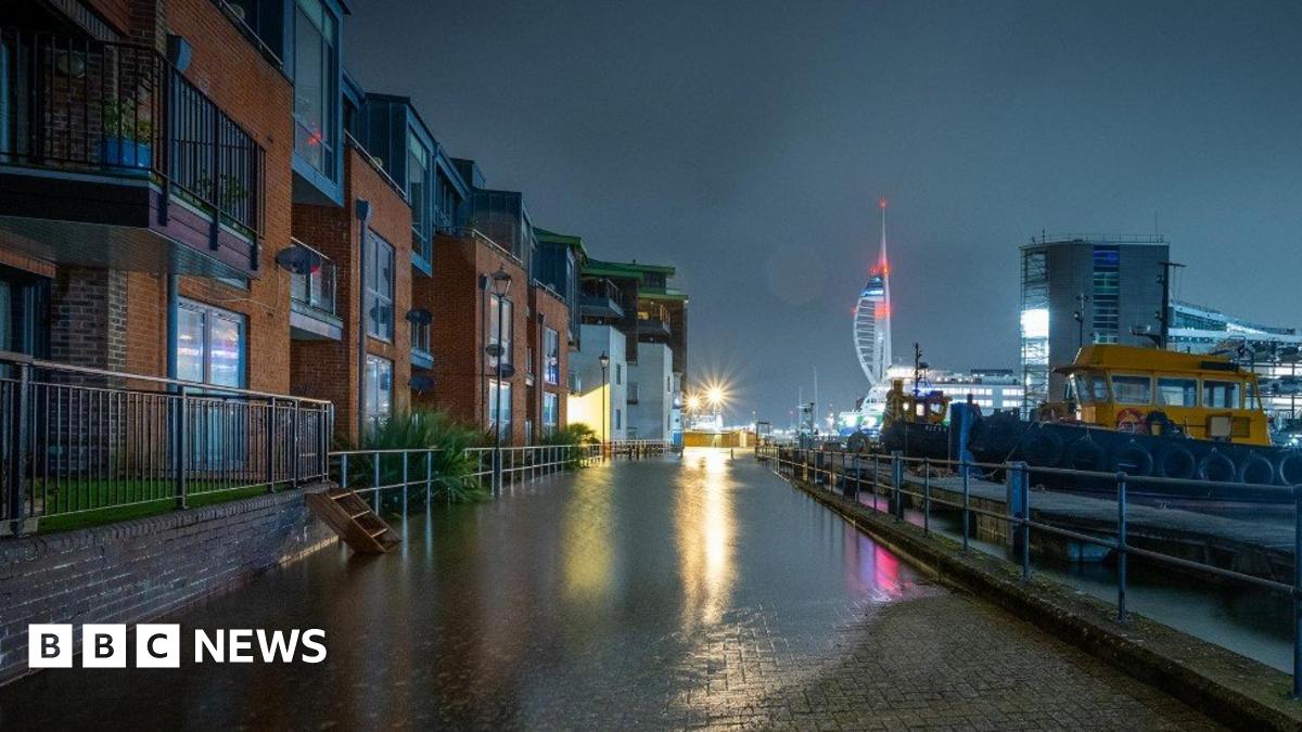 Hampshire and Isle of Wight: High tides bring coastal flooding - BBC News