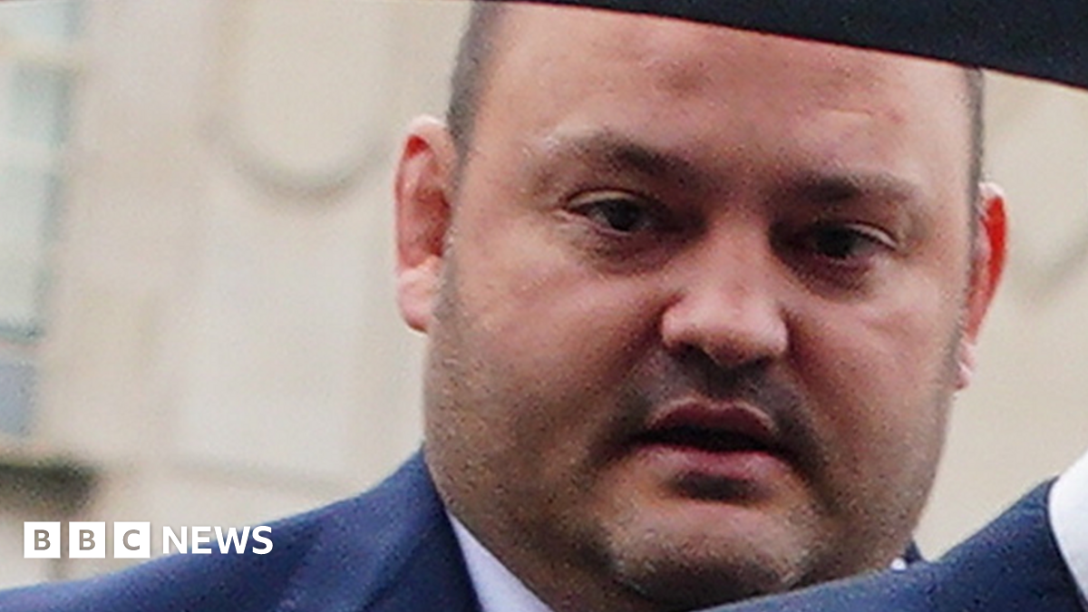 Gwent Police officer John Stringer denies abusing girl - BBC News