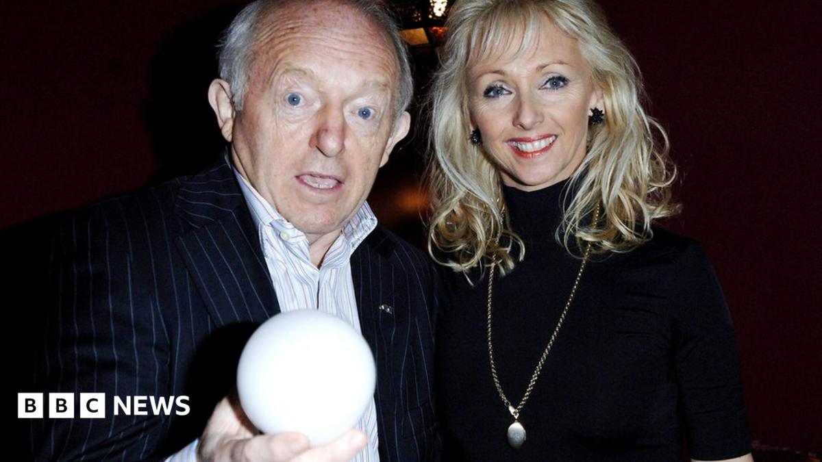 Paul Daniels: 10 of his best magic tricks from TV - BBC News