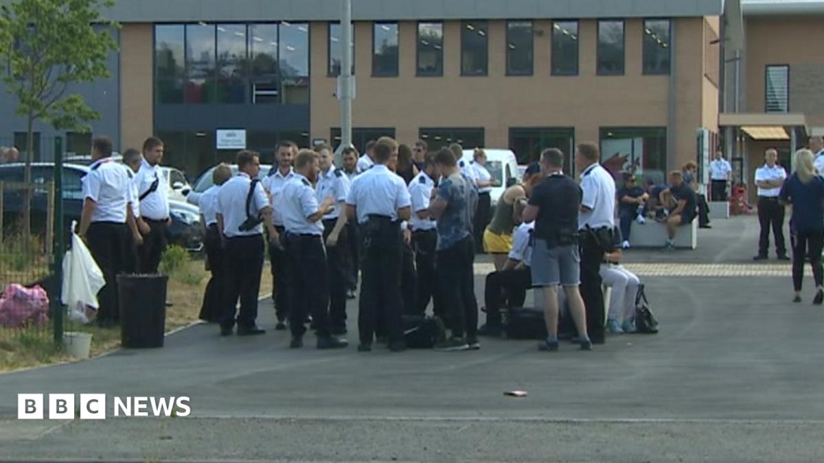 Officers 'pushed down stairs' at HMP Berwyn, Wrexham - BBC News