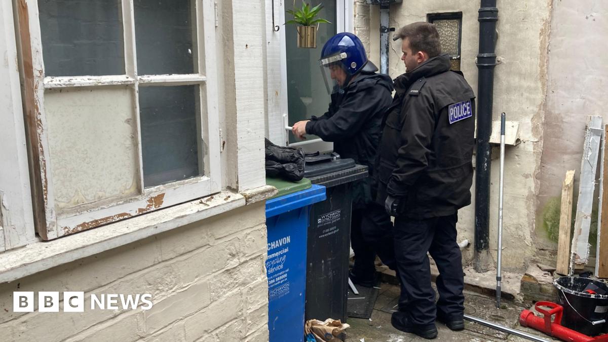 More than £500k seized in West Mercia Police fraud raids - BBC News