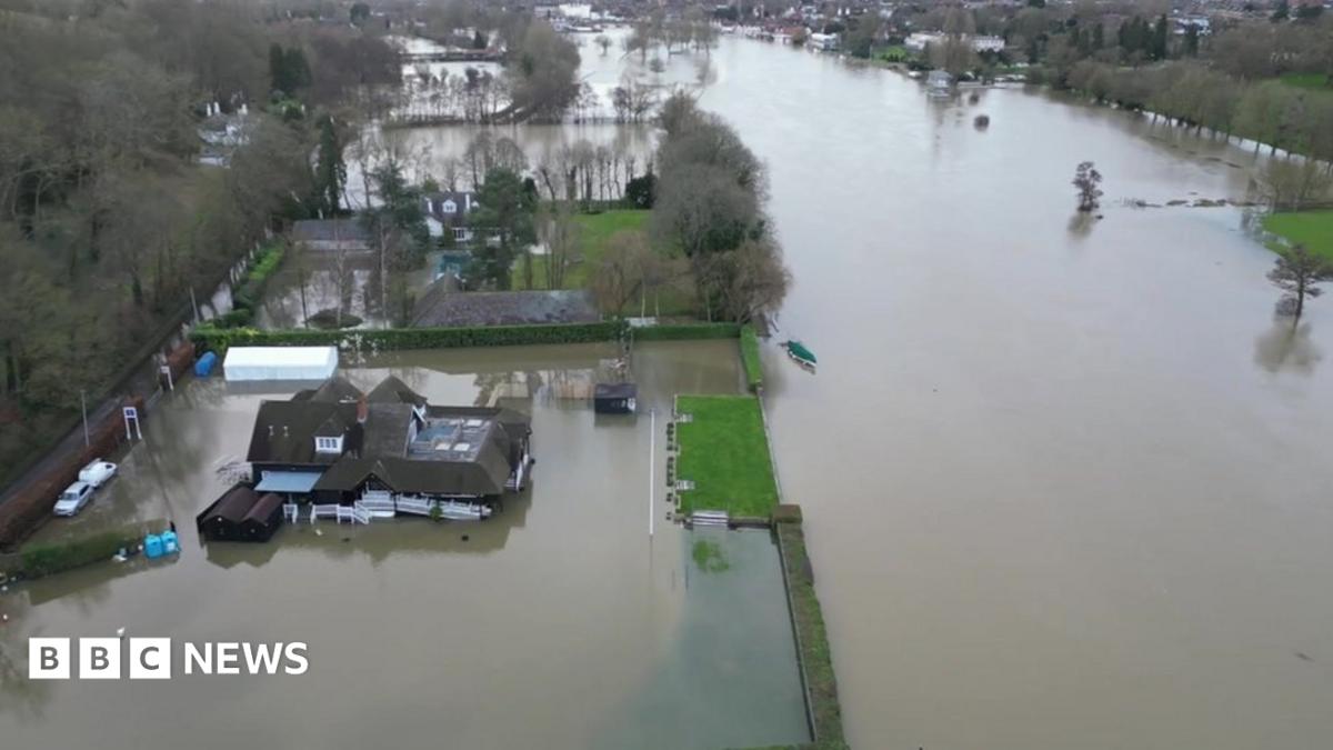 Flooding misery in Berkshire as Thames levels continue to rise - BBC News