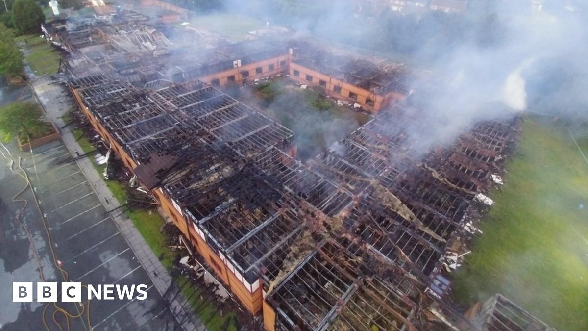 Holiday Inn destroyed by fire 'too dangerous to enter' - BBC News