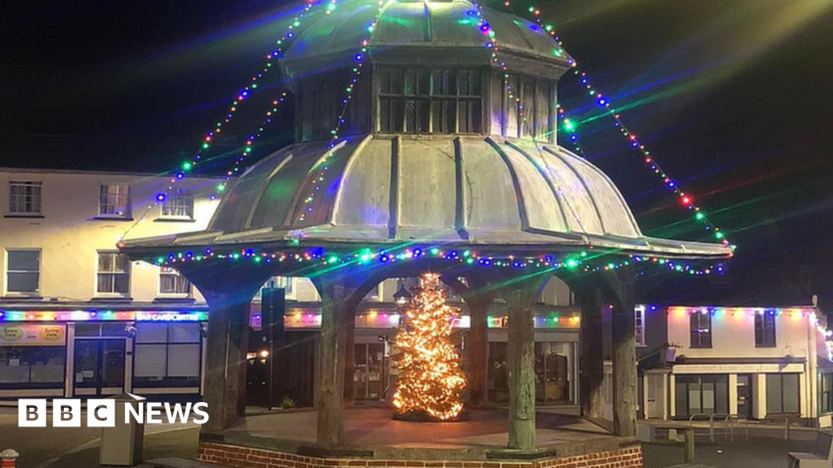 Christmas tree 'stolen' from North Walsham market square - BBC News