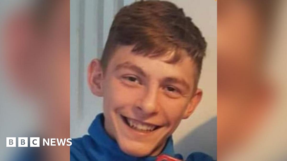 Kian Tordoff: Three in court over teen stabbing - BBC News