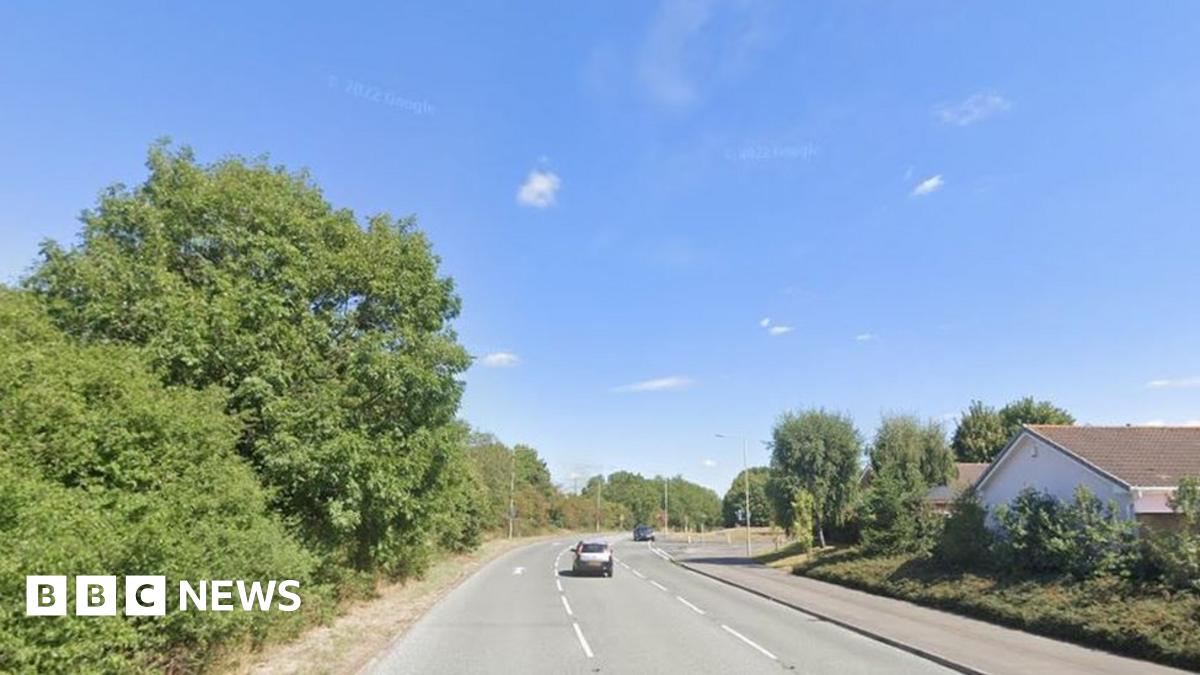 Leicester: Motorcyclist dies after crash with van - BBC News