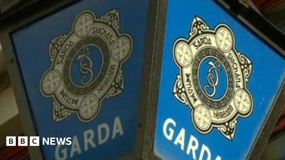 'Historic' dynamite discovered at Dublin rail station - BBC News