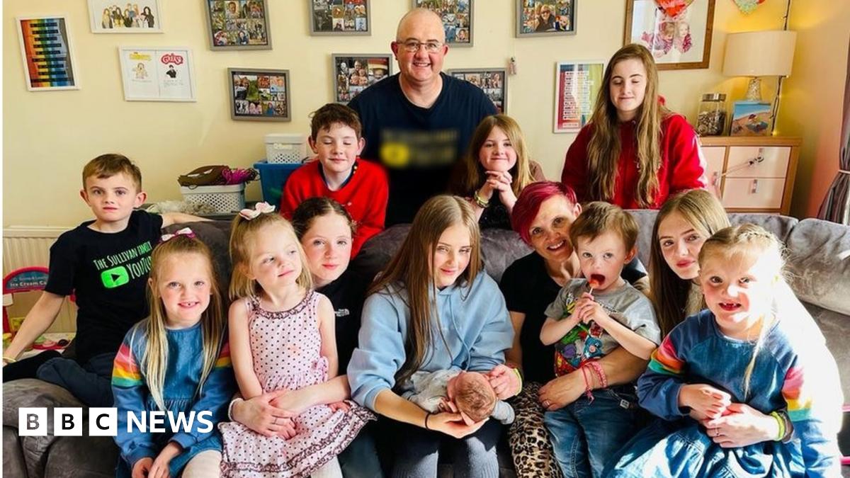 How a family of 14 is coping with rising costs - BBC News