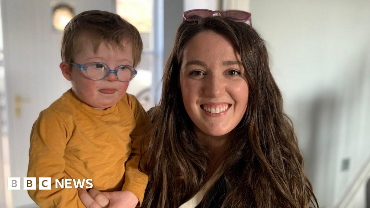 Down's syndrome: Parents turn performers for charity - BBC News