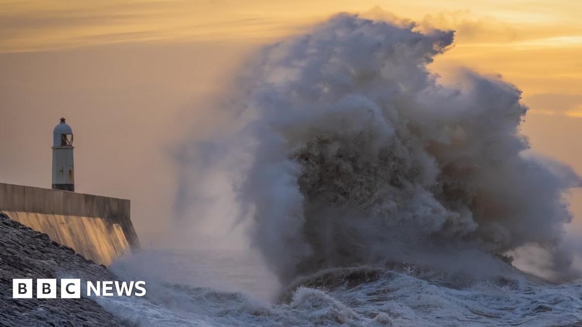 Storm Gerrit: Thousands lose power as 85mph winds hit Wales - BBC News