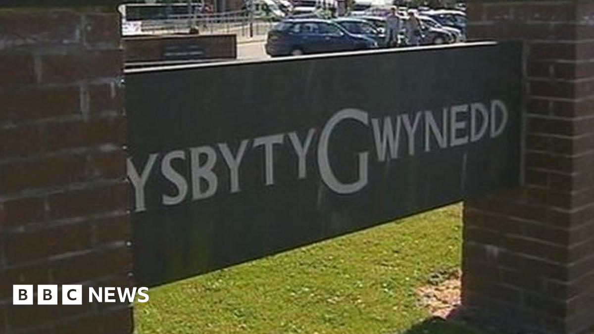 Ysbyty Gwynedd A&E staff 'sorry' over care 'struggle' - BBC News