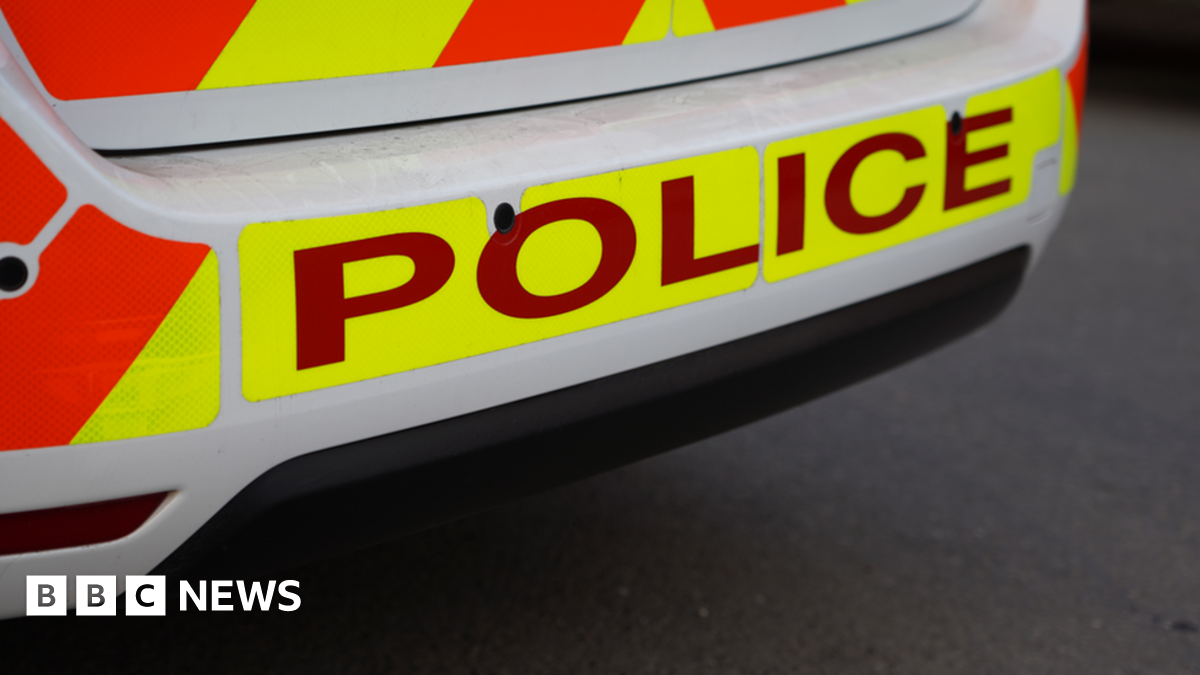 Filton: Teenager robbed at knifepoint sparks police appeal - BBC News