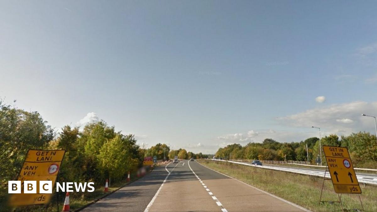 Public plea for change to new 'dangerous' A329(M) road layout - BBC News