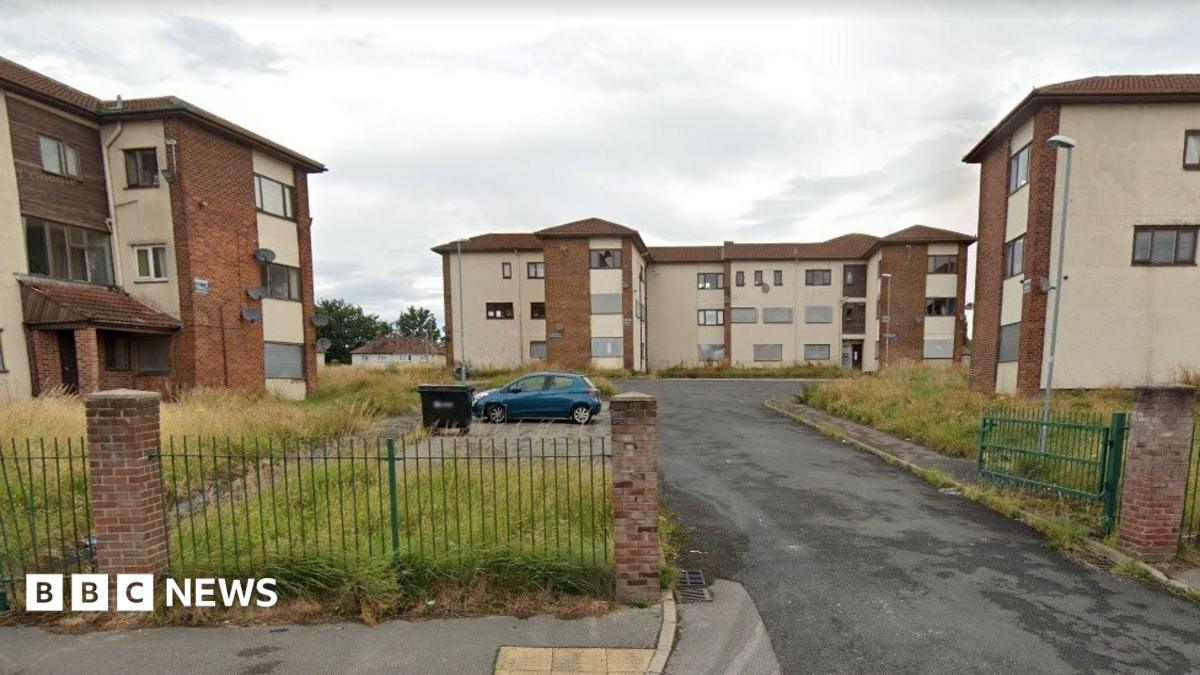 Last few owners on Leeds estate could be forced to sell - BBC News