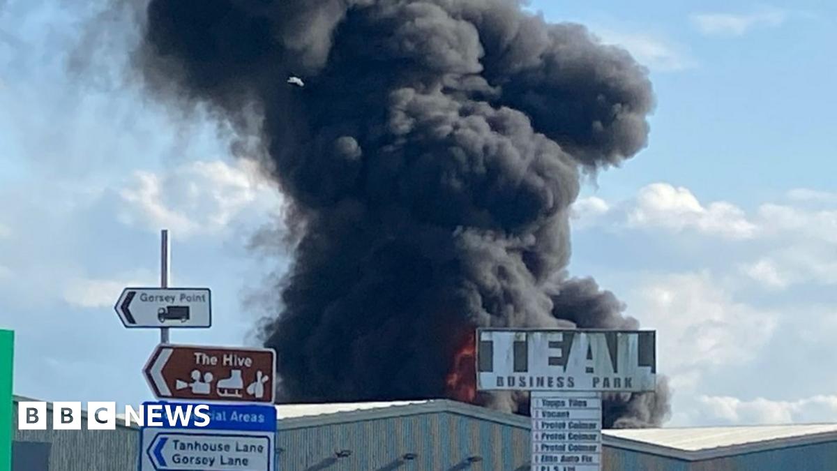 Widnes: Fire breaks out involving 200 tonnes of scrap metal - BBC News