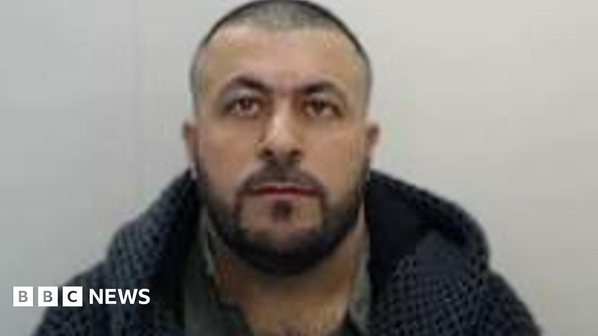 Ruthless gang smuggled 2,000 people, court hears - BBC News