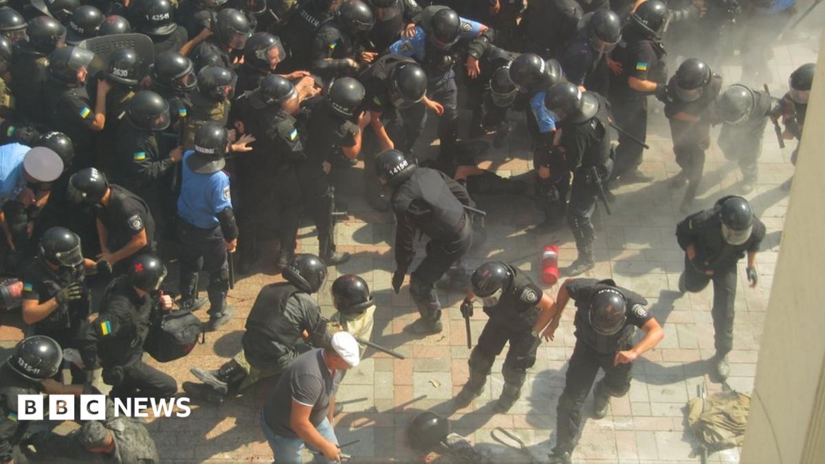 Ukraine crisis: Third death after Kiev anti-autonomy rally - BBC News