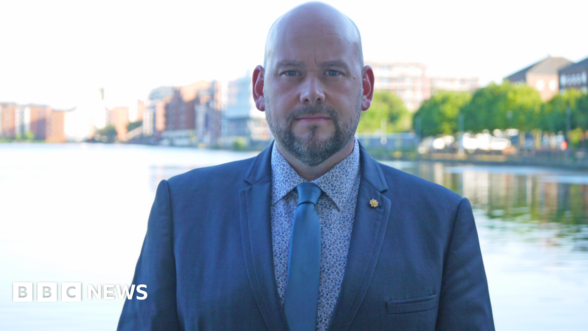 Plaid Cymru chief executive Carl Harris leaves job - BBC News