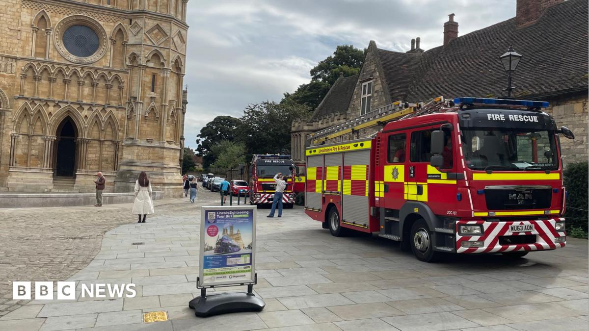 Cathedral fire prompts al fresco Sunday service - BBC News