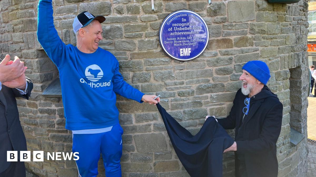 EMF: 90s heroes 'overwhelmed' by hometown blue plaque - BBC News