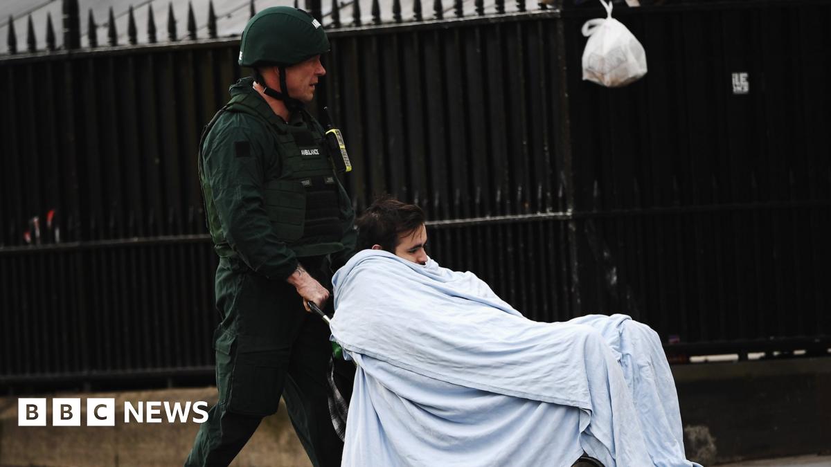 London attack: 'A policeman was on the floor' - witness accounts - BBC News