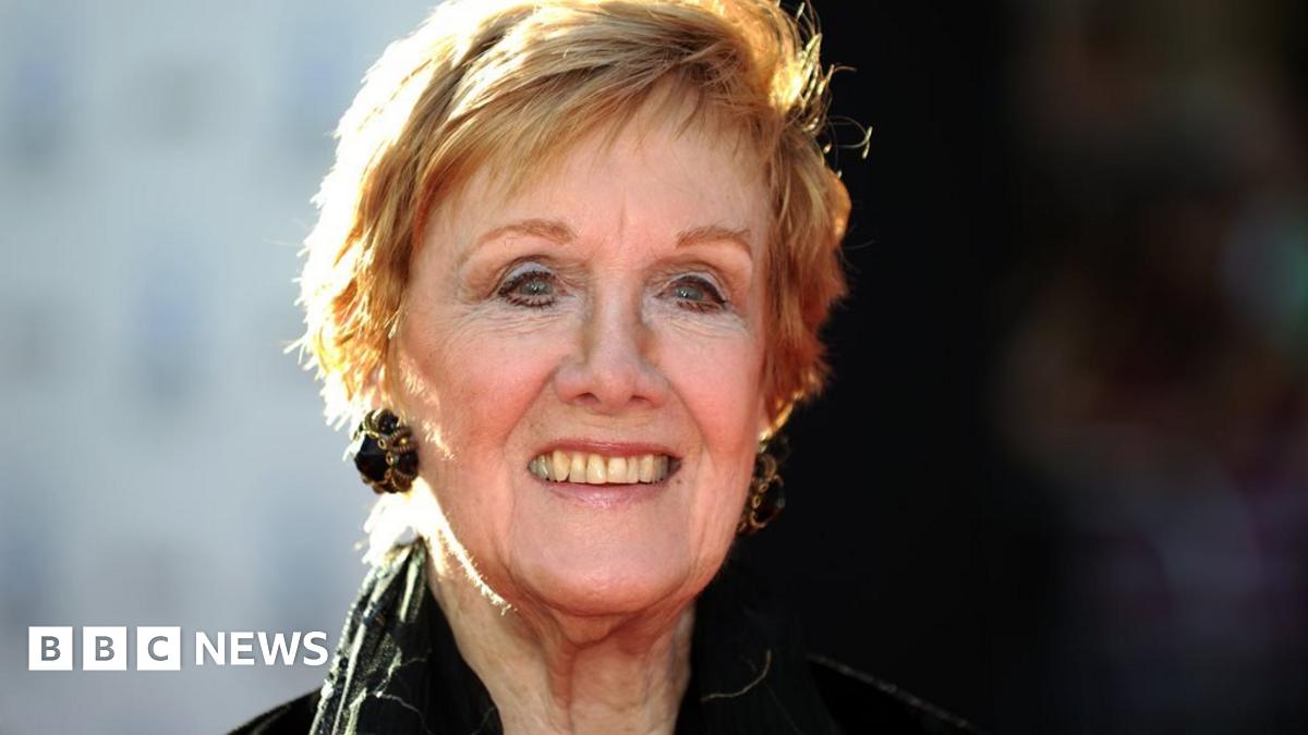 Marni Nixon: Hollywood's 'invisible voice' dies aged 86 - BBC News