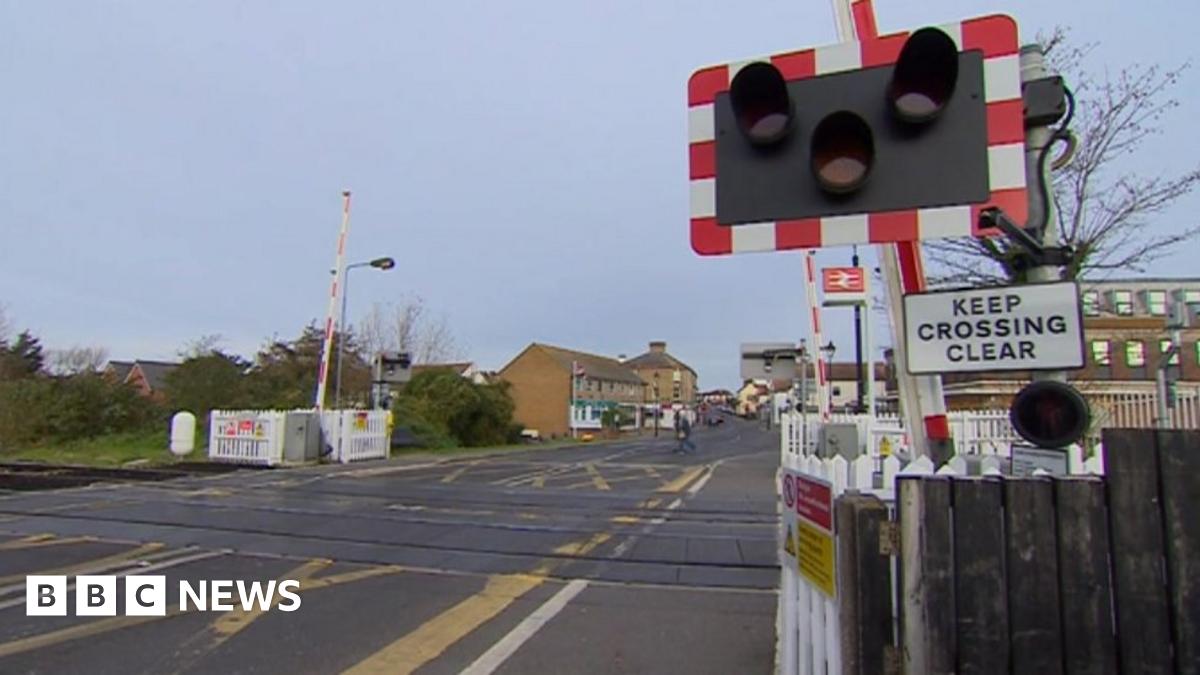Network Rail reviews Polegate level crossing after woman hit - BBC News