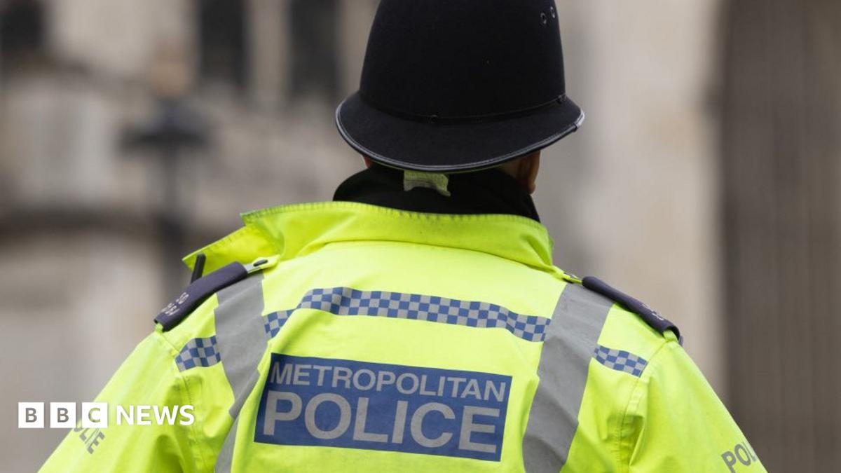 Met Police to attend fewer mental health calls - BBC News