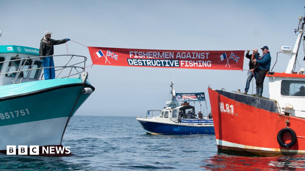 Channel fishermen protest to ban supertrawlers - BBC News