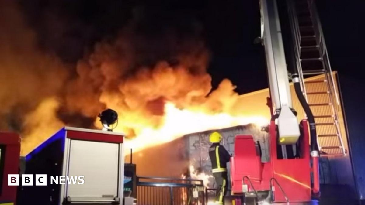 Tottenham fire leaves warehouse 'gutted' and homes evacuated - BBC News