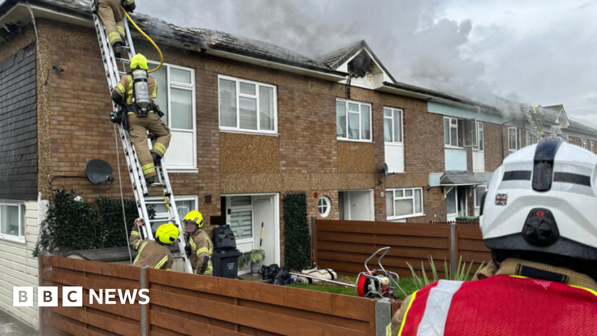 Basildon fire crews say blaze at terraced homes is under control - BBC News