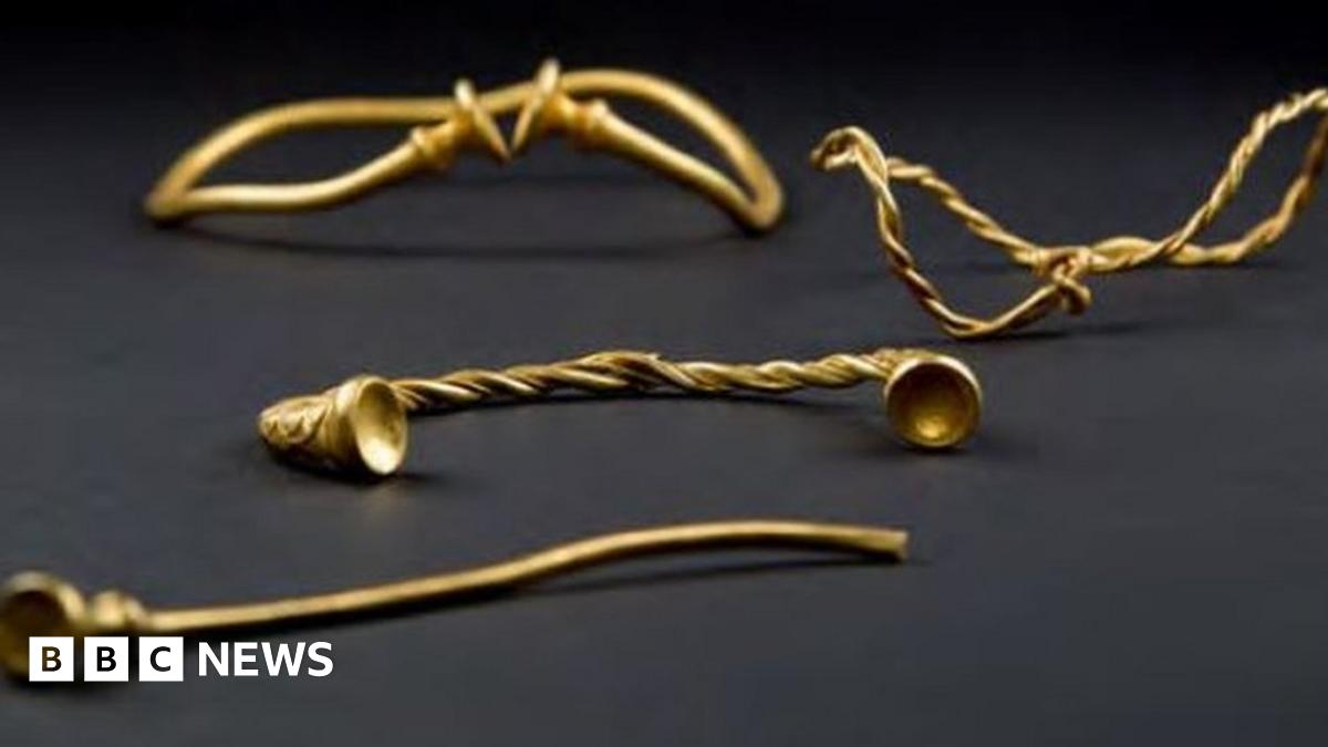 'Oldest' Iron Age gold work in Britain found in Staffordshire - BBC News