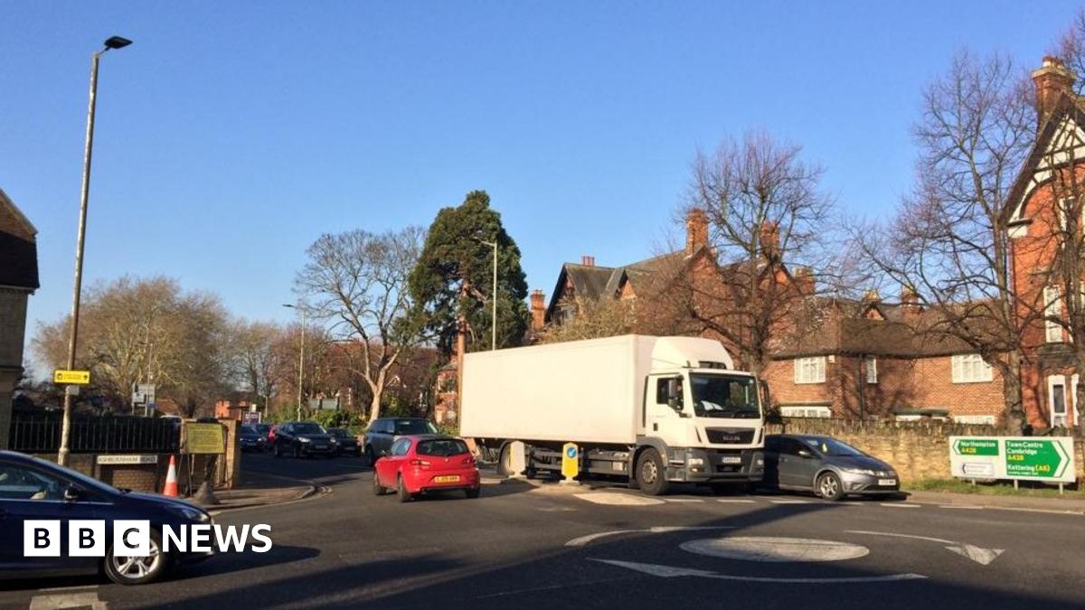 Bromham Road Bridge: Bedford road closure will cause 'mayhem' - BBC News