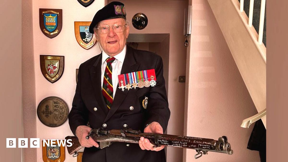 WW2 veterans sign history buff's rifle as he collects stories - BBC News