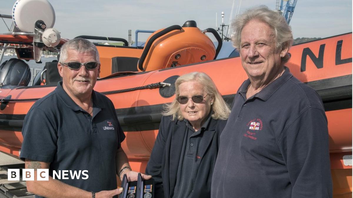 Cornish couple awarded medal for 37 years of RNLI fundraising - BBC News