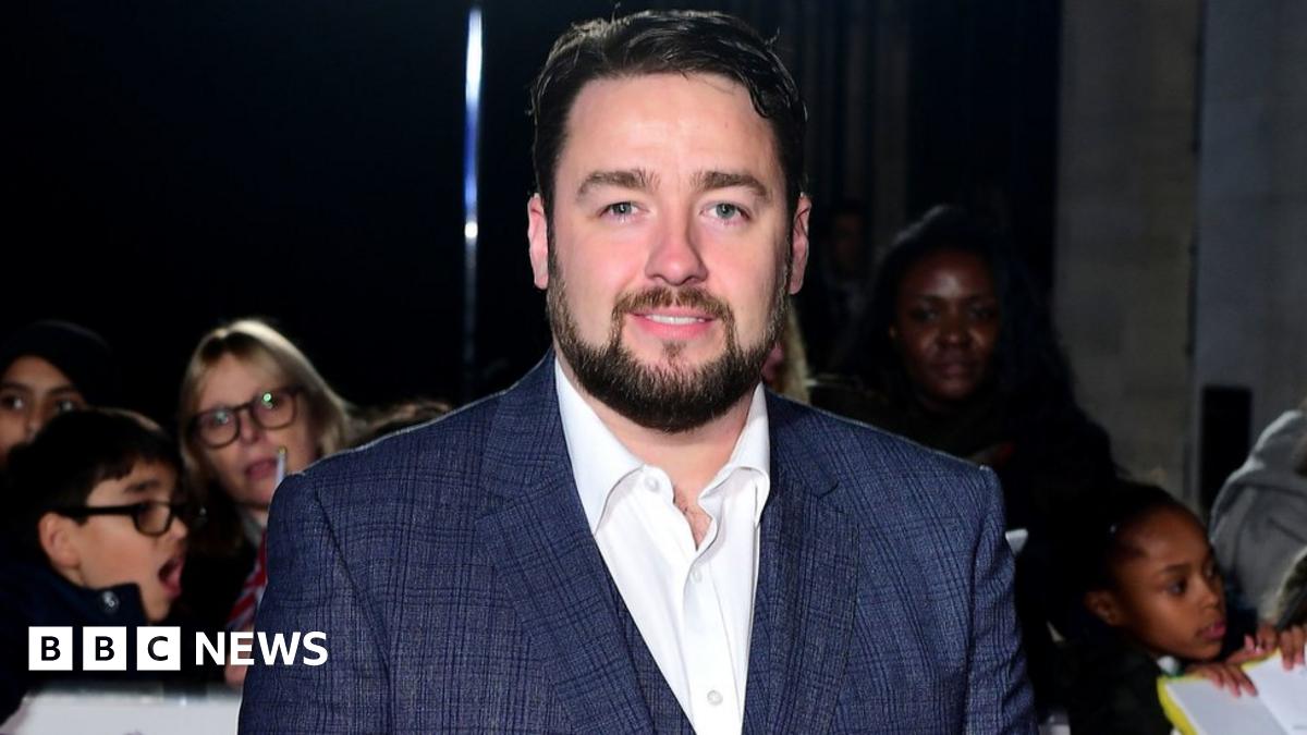 Jason Manford: Comedian shares mental health battle - BBC News