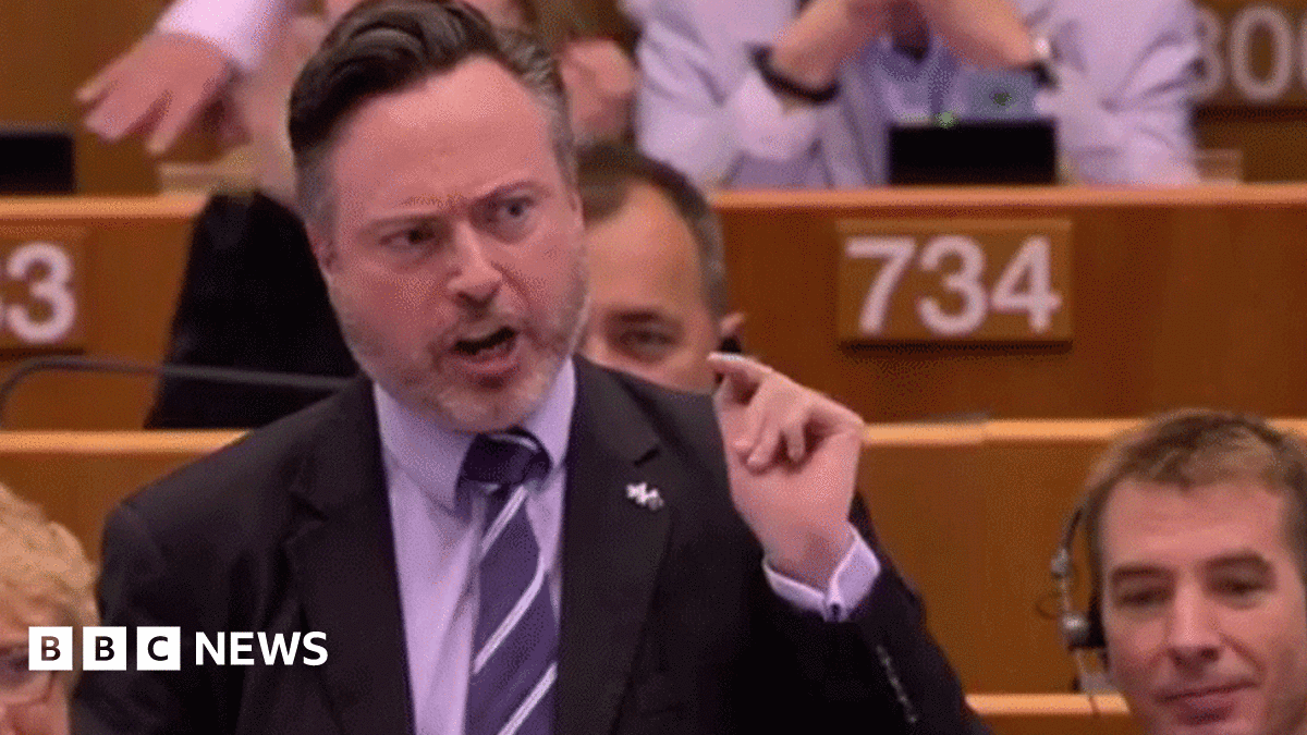 Standing ovation for SNP MEP Alyn Smith's 'I beg you' speech - BBC News