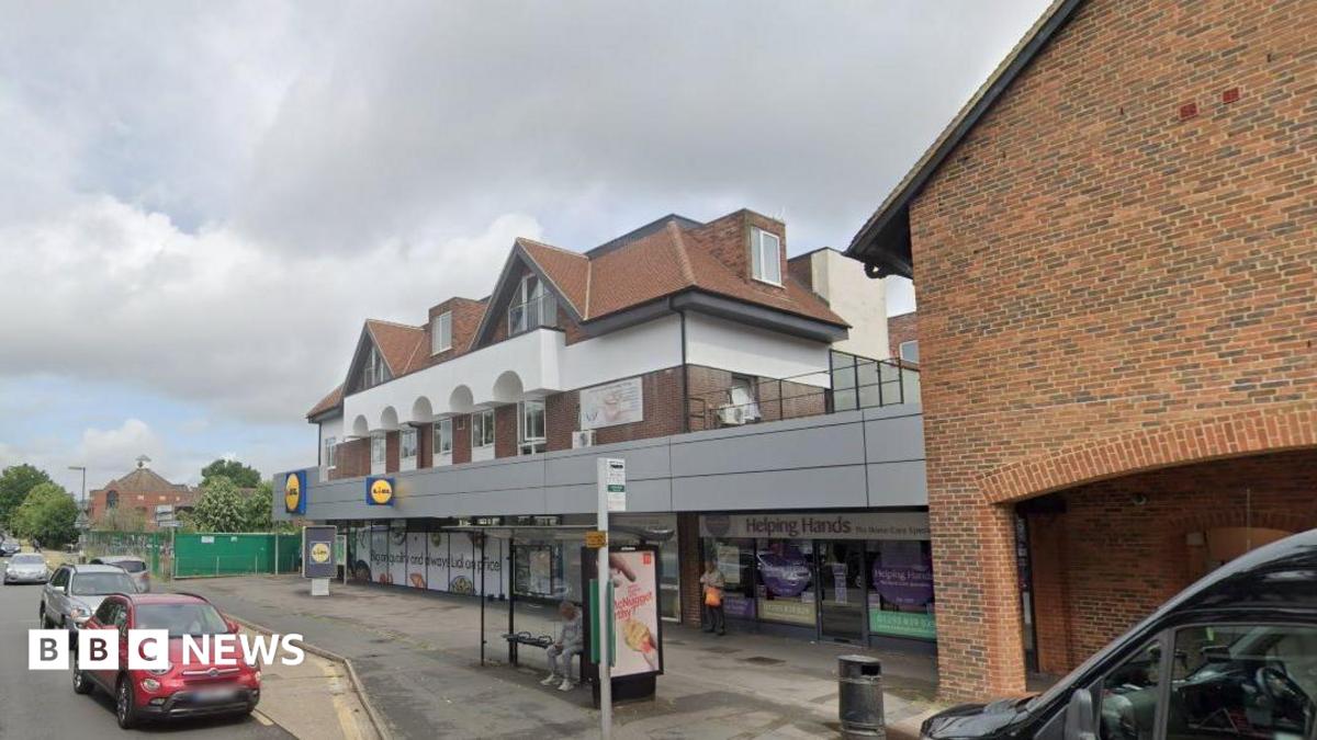 Horley: Man arrested after attempted kidnap outside Lidl store - BBC News